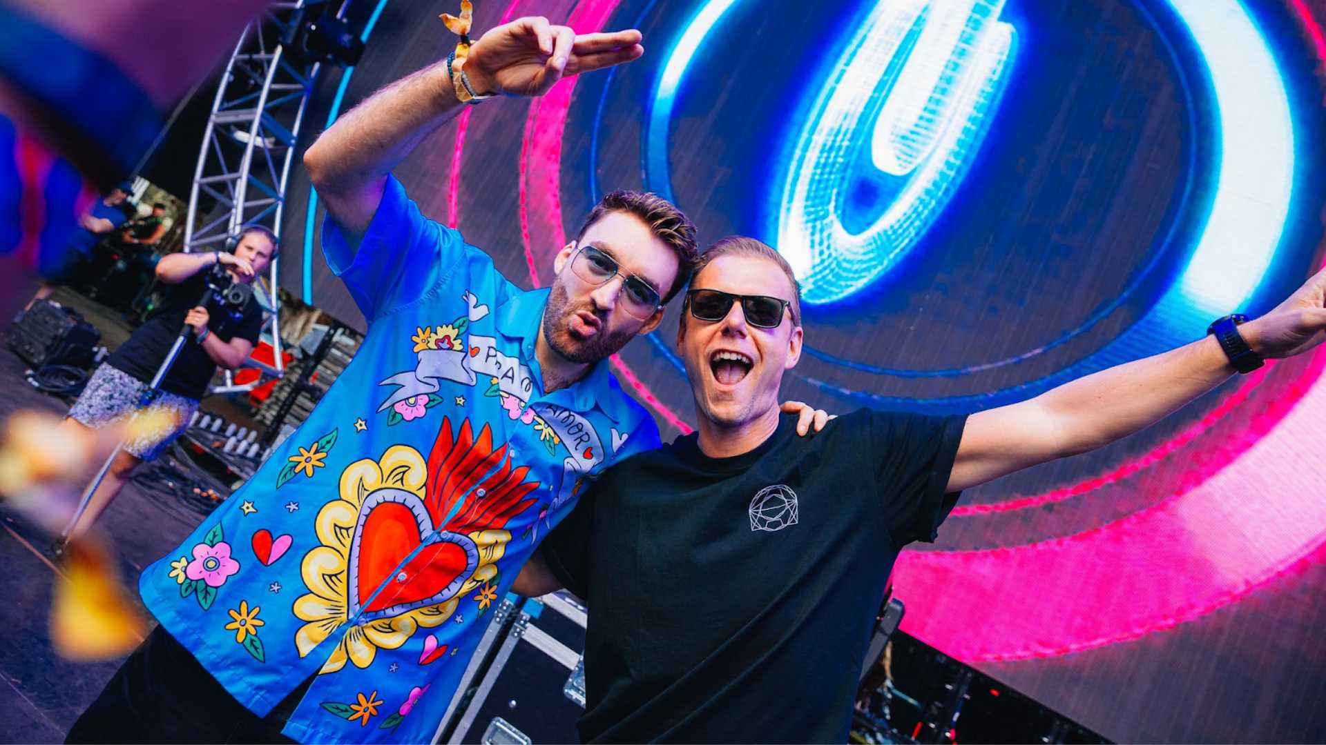 La primera colaboración oficial entre Oliver Heldens y Armin Van Buuren ...